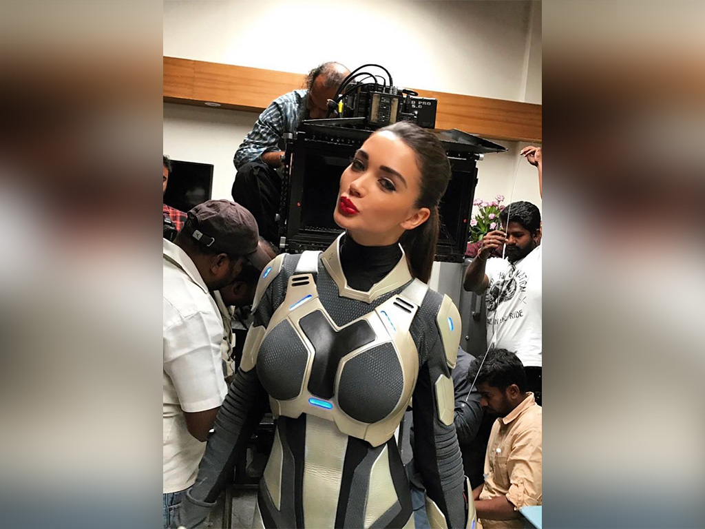 Amy Jackson HQ Wallpapers | Amy Jackson Wallpapers - 56323 - Oneindia ...