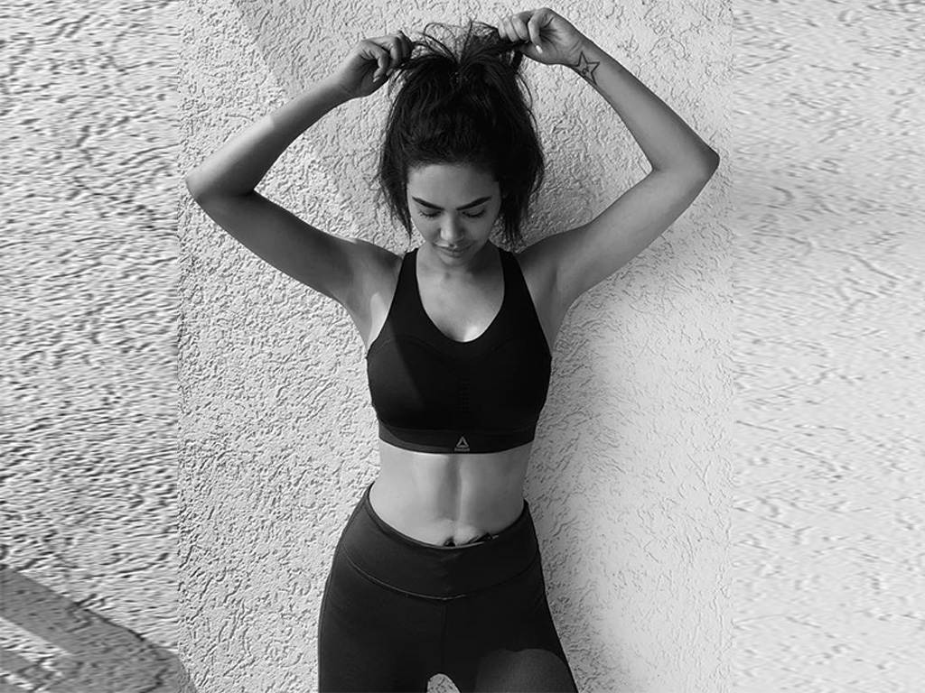 Esha Gupta HQ Wallpapers | Esha Gupta Wallpapers - 56223 - Oneindia ...