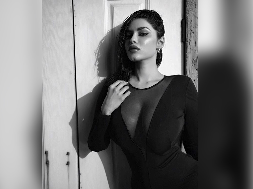 Gizele Thakral HQ Wallpapers | Gizele Thakral Wallpapers - 55710 - Oneindia Wallpapers