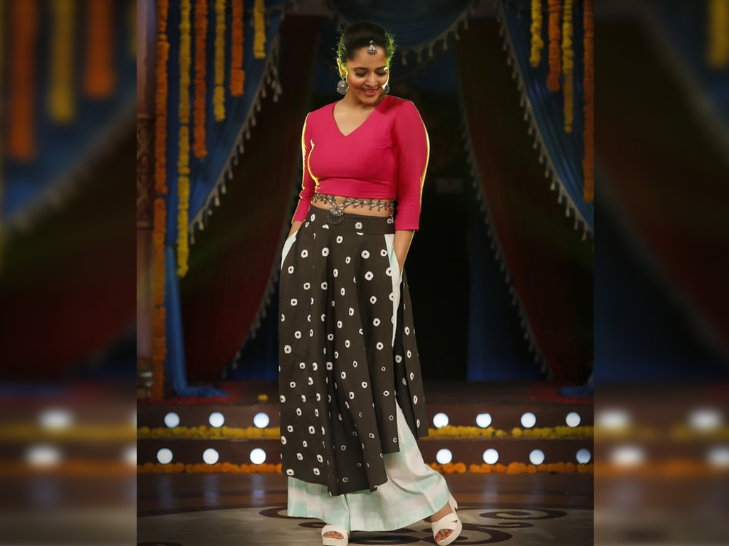 Anasuya HQ Wallpapers | Anasuya Wallpapers - 56747 - Oneindia Wallpapers