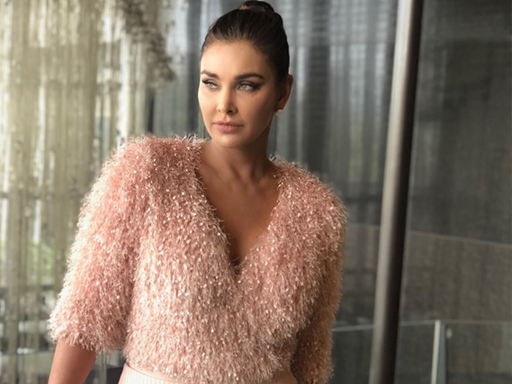 Lisa Ray HQ Wallpapers | Lisa Ray Wallpapers - 58291 - Oneindia Wallpapers