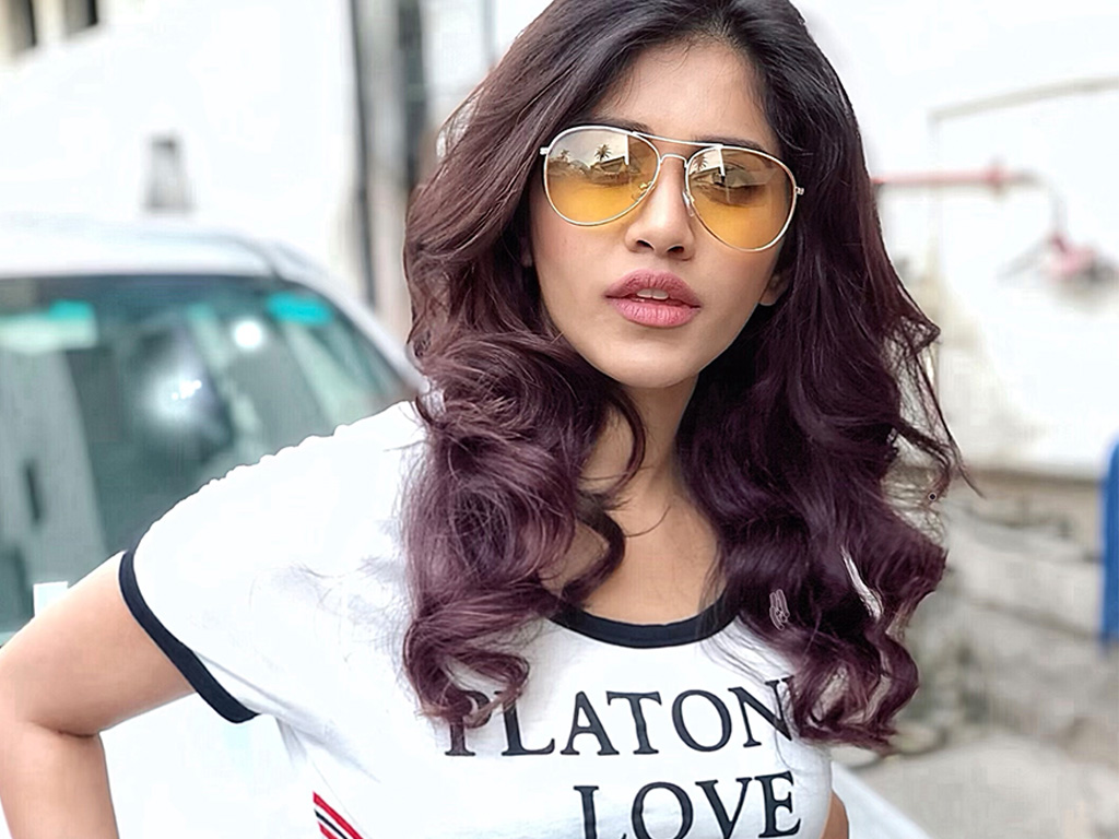 Nabha Natesh HQ Wallpapers | Nabha Natesh Wallpapers - 58090 - Oneindia ...