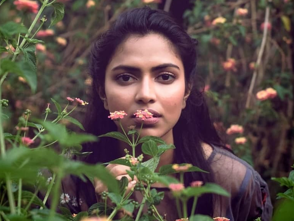 Amala Paul HQ Wallpapers | Amala Paul Wallpapers - 60188 - Oneindia ...